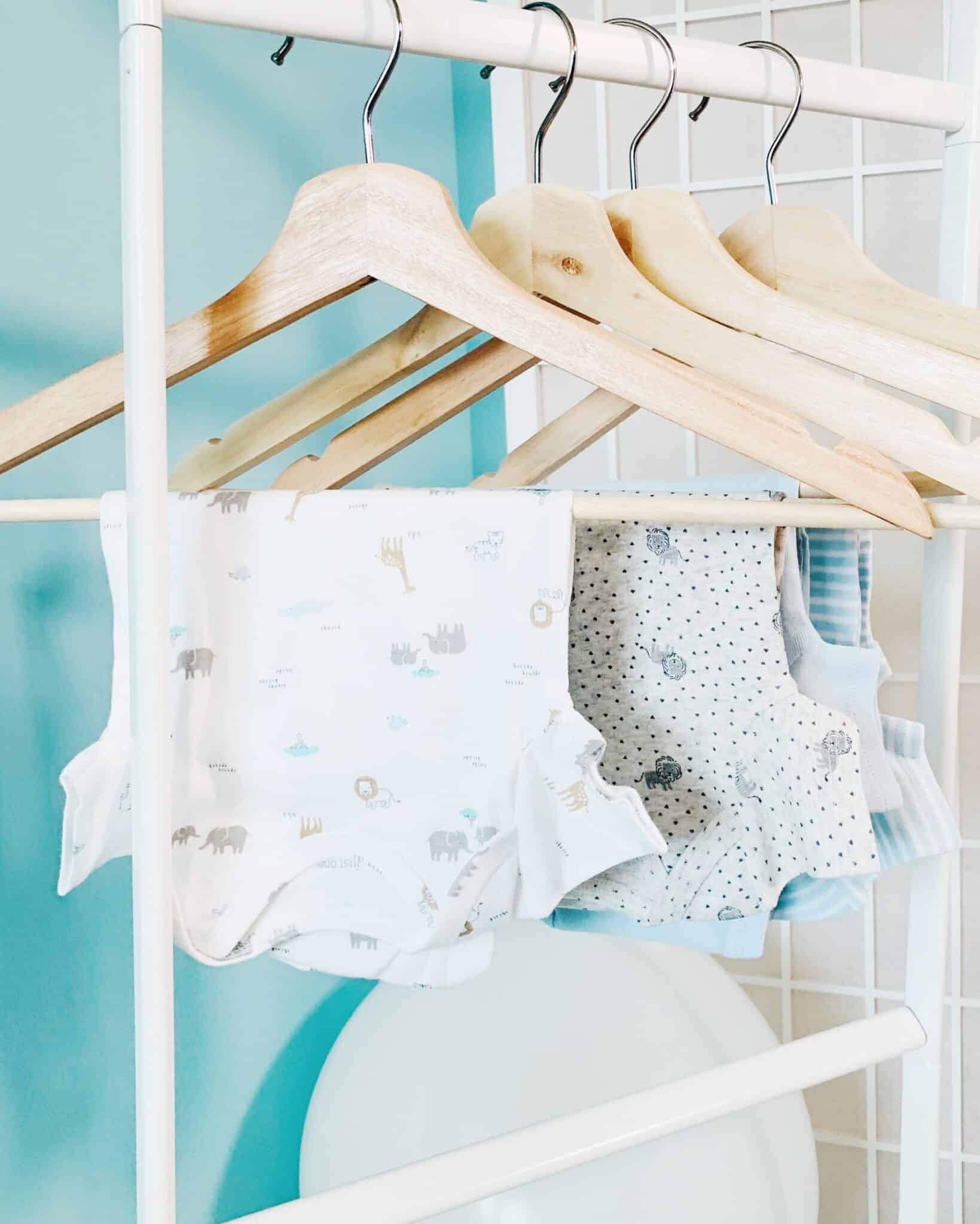 Que prévoir dans le dressing des premiers mois de votre bébé